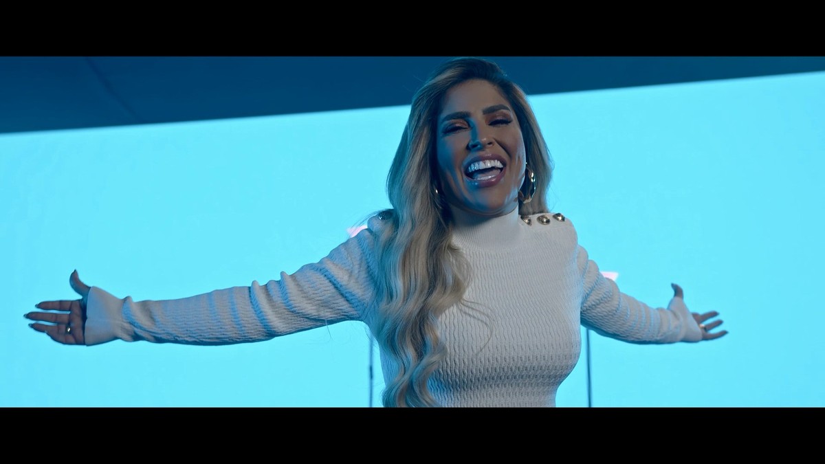 Em Clipe Colorido E Clima De Romance Manu Bahtidão Lança “par Perfeito