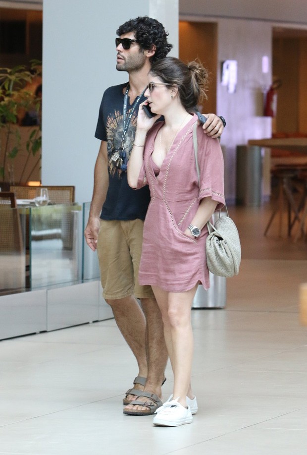 Fernanda Mader deixa sutiã à mostra em passeio com Dudu Azevedo - Quem ...