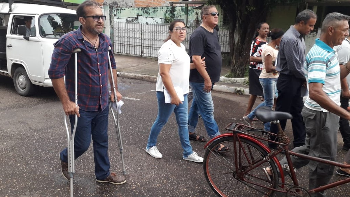 'É pouco perto do que Jesus passou', diz devoto de muletas que ...