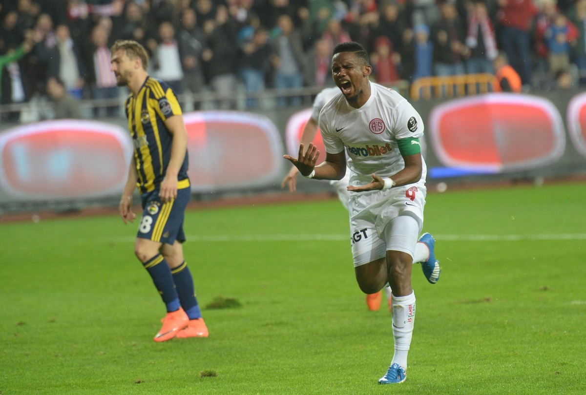 Eto'o mostra interesse em jogar no Brasil e autoriza agente a negociar ...