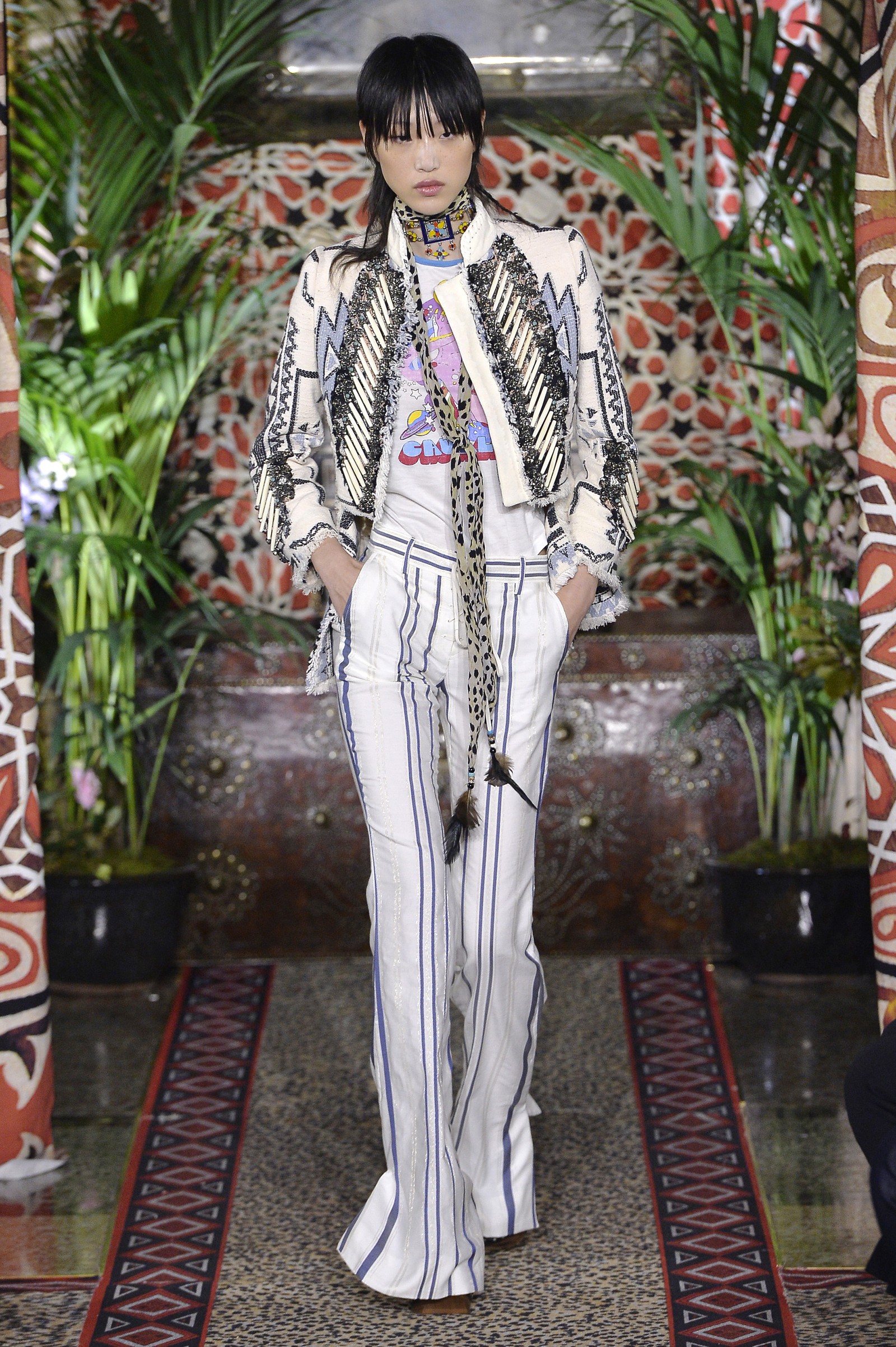 Verão da Cavalli ganha referências 70's, étnicas e aura boho | Desfiles ...