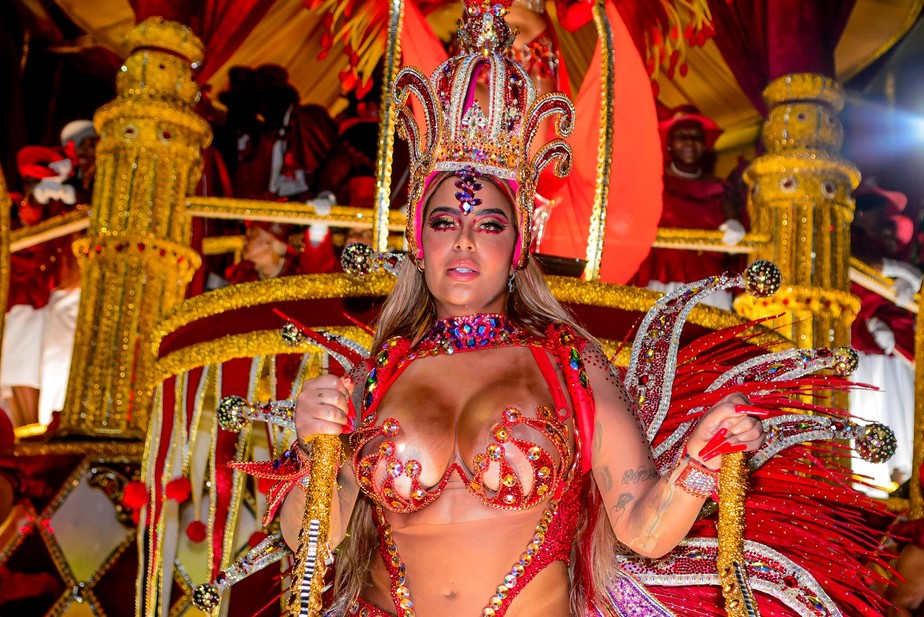 Rafaella Santos, irmã de Neymar, desfila em carro no Salgueiro