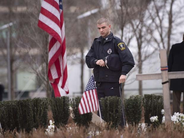 G1 - Policial morto após atentado na maratona de Boston é homenageado ...