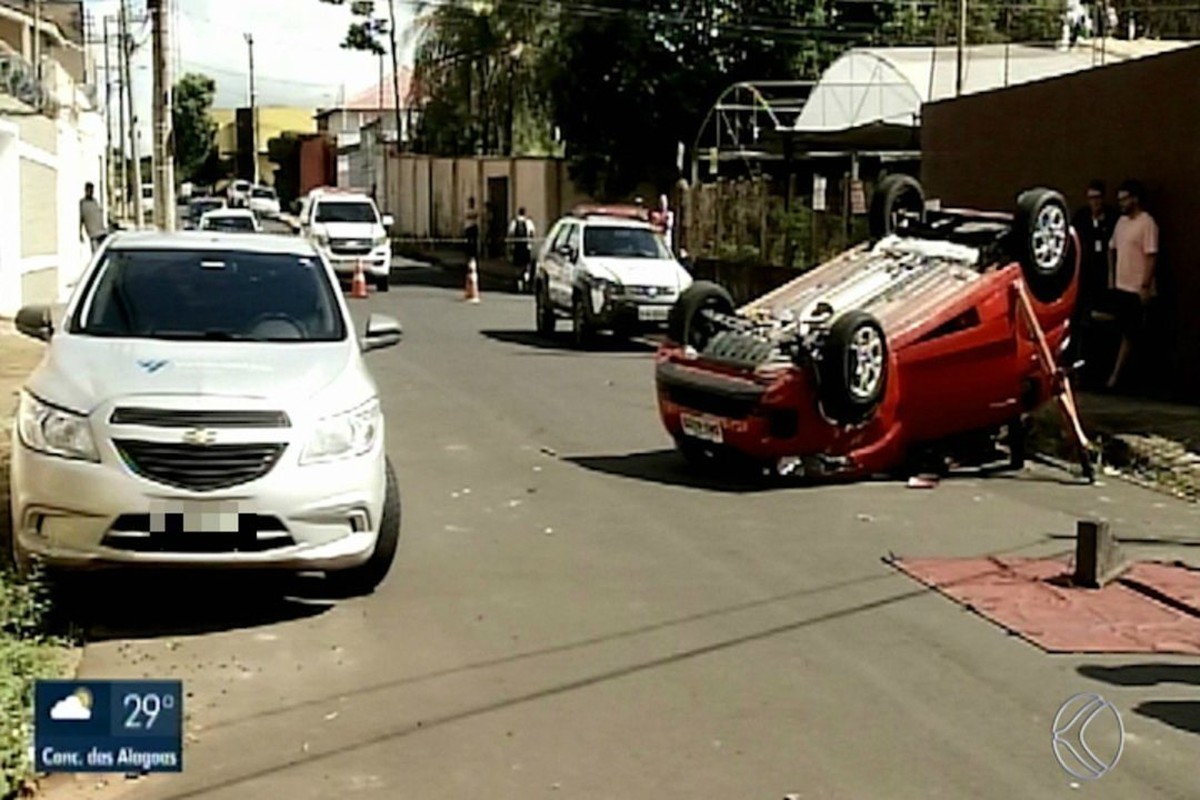 Motorista De Aplicativo Fica Ferido Ao Bater Em Carro Estacionado E
