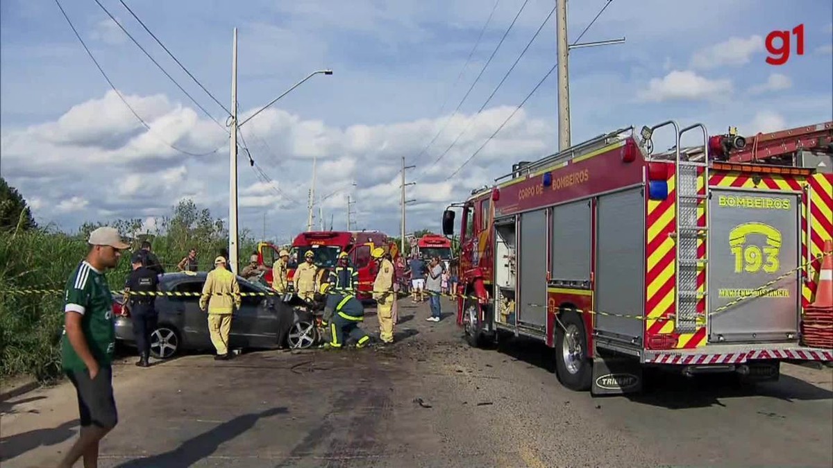 Batida entre dois carros deixa seis pessoas feridas, em Curitiba | Paraná | G1