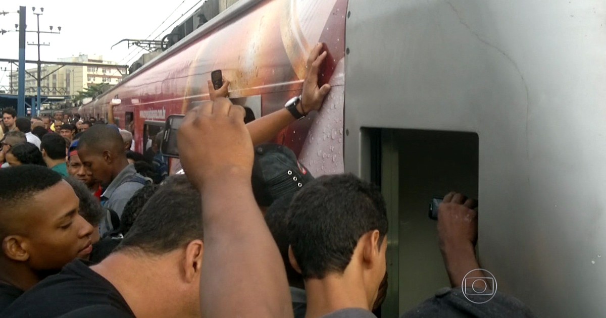 G1 - Trem do ramal Japeri para em São Cristóvão, Rio - notícias em ...