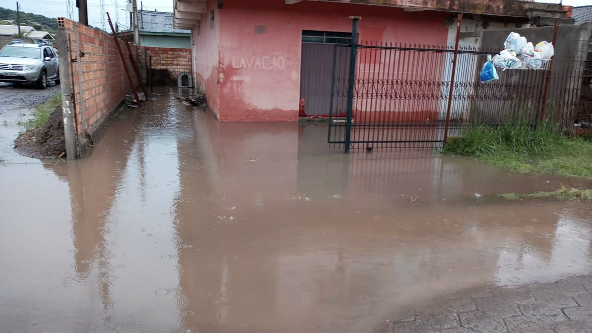 Chuva causa alagamentos e outros danos em SC nesta segunda-feira ...