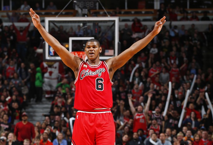 Felício vive o sonho da NBA, espera por Olimpíadas e vira "chef de cozinha"
