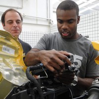 Rafael Zulu e Alexandre Liuzzi frequentaram oficina de motos para Fina ...