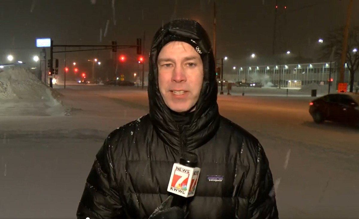 Repórter viraliza ao reclamar ao vivo de ter que acordar cedo para ...