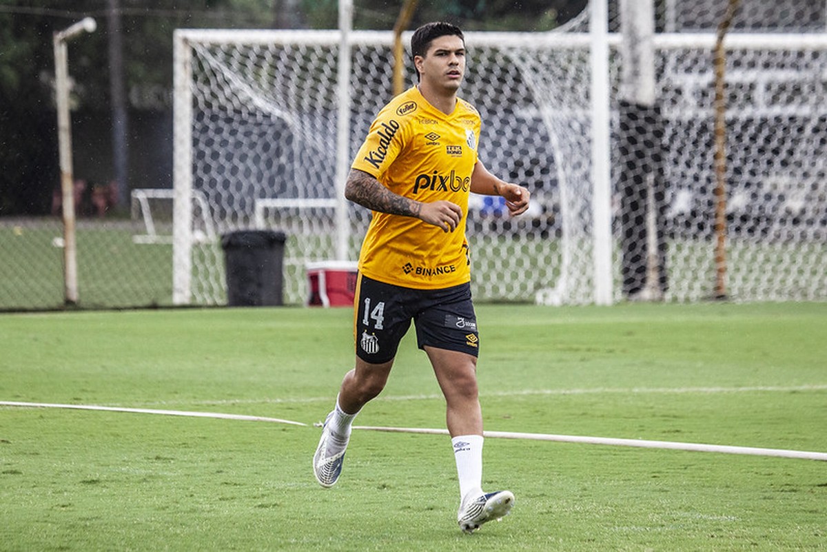 Rodrigo Fernández treina com o elenco e se aproxima de retorno no ...