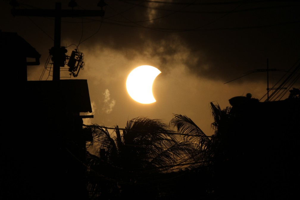 Eclipse escurece o sol nos EUA e em outras partes do mundo; veja fotos ...