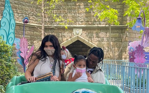 Kylie Jenner e Travis Scott aproveitam passeio na Disney com a filha ...