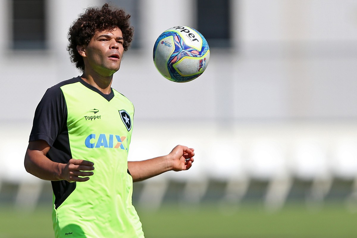 Camilo reaparece e se coloca à disposição de Jair para clássico ...