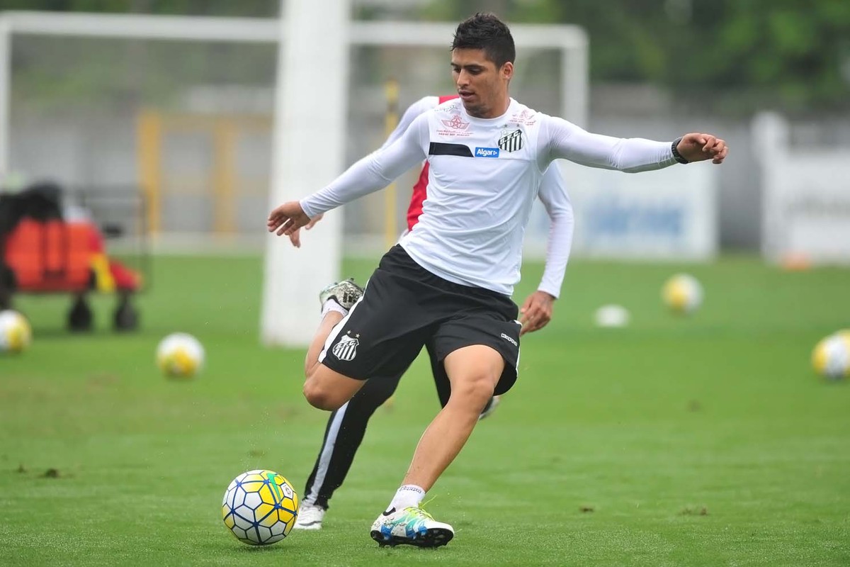 Botafogo volta a procurar Daniel Guedes, mas lateral decide ficar no ...