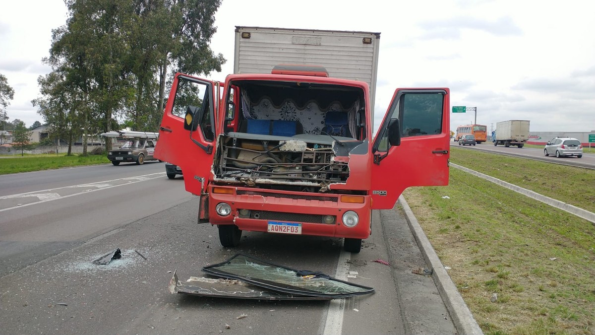 Acidente entre três caminhões causa lentidão na BR-376, em Curitiba ...