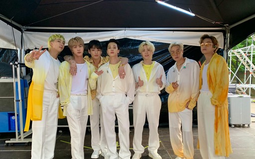 BTS reúne 1,3 milhão de espectadores em live paga de aniversário - Quem ...