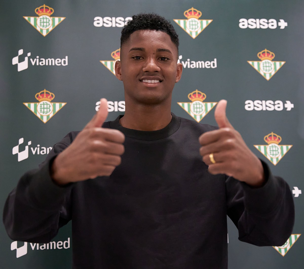 Negociado pelo Athletico, lateral-esquerdo Abner é anunciado ...