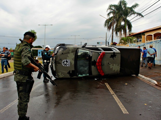 G1 - Viatura do Bope bate em carro de passeio e tomba em Campo Grande ...