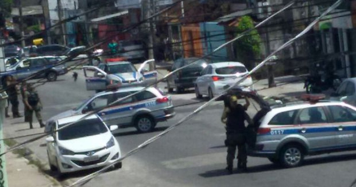 G1 - Assaltantes mantêm reféns em carro após tentativa de assalto em ...