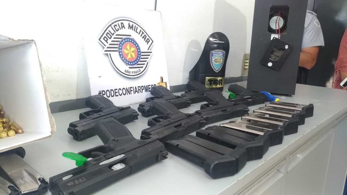 Homem é Preso Com Pistolas E Centenas De Munições Dentro De ônibus Em