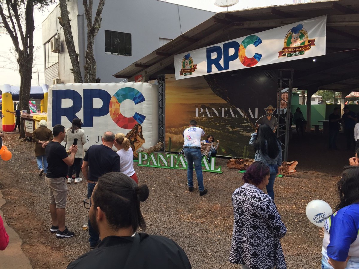 Milhares de pessoas participam da 49ª Festa Nacional do Porco no Rolete ...
