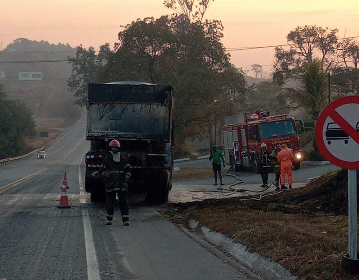 Caminhão pega fogo e motorista fica ferido na MG-050, em Divinópolis ...