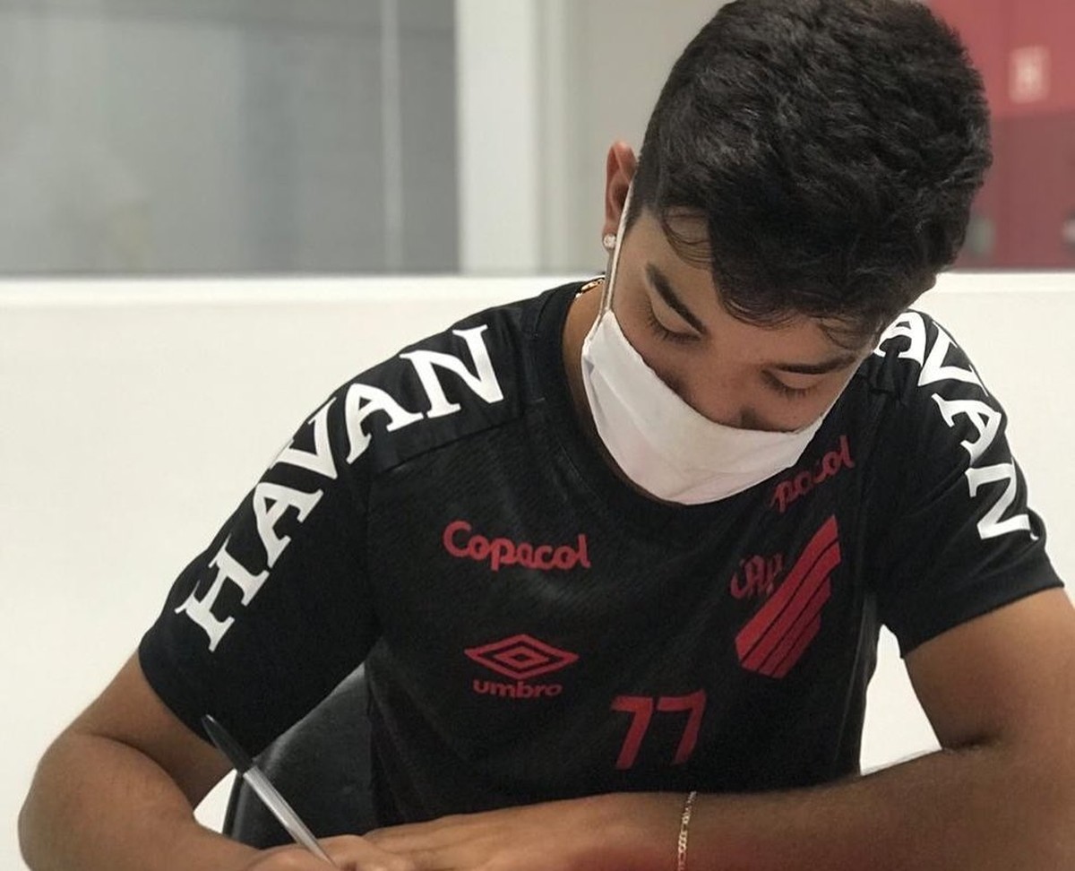 Após contratar quarteto para o setor ofensivo, Athletico estende o ...