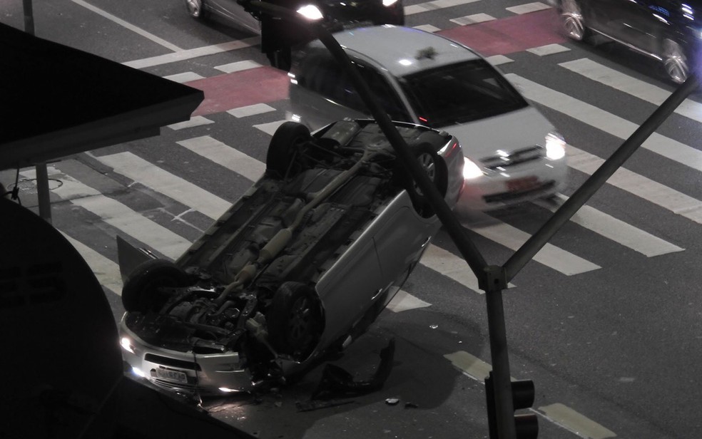 Carro capota na Avenida Faria Lima, na Zona Oeste de SP | São Paulo | G1