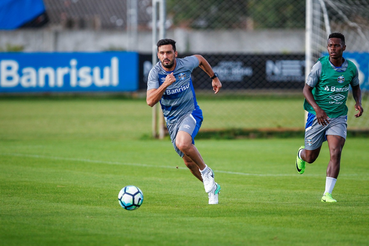 Edílson volta a treinar e se credencia para estreia do Grêmio no ...