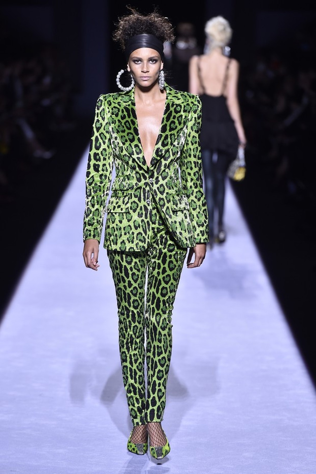 Animal print colorido dos pés à cabeça garante look fun | Moda | vogue