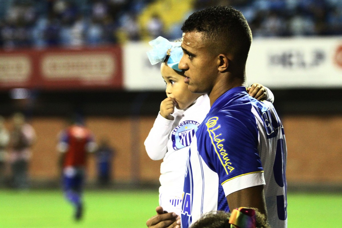 De bem com a rede: Romulo afasta má fase e supera número de gols do ano ...