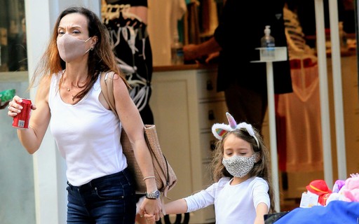 Flávia Monteiro faz passeio com a filha em Ipanema, no Rio de Janeiro ...