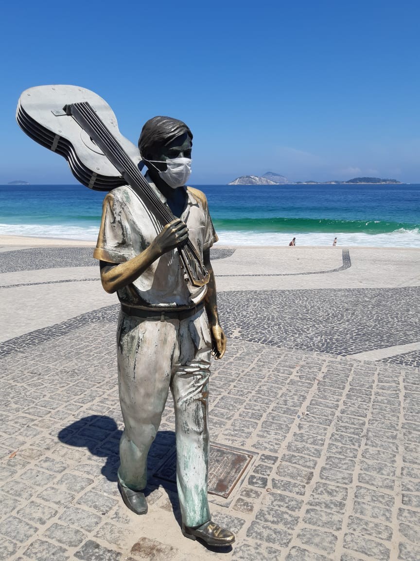 No Rio, até a estátua em homenagem a Tom Jobim ganha... máscara contra ...