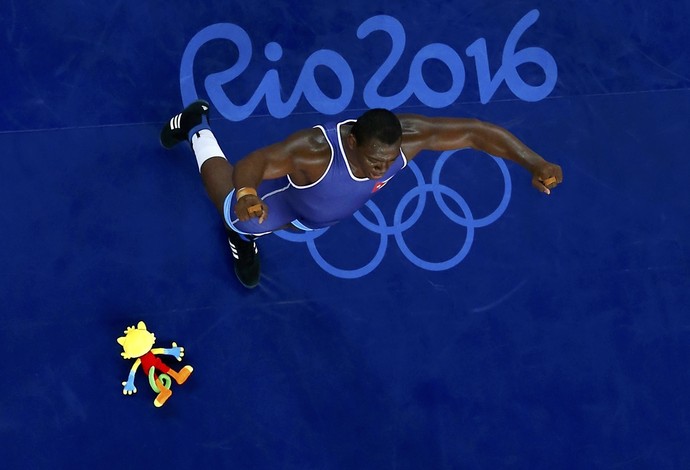 Joga o Vinicius! Mascote da Rio 2016 ganha função inusitada no wrestling