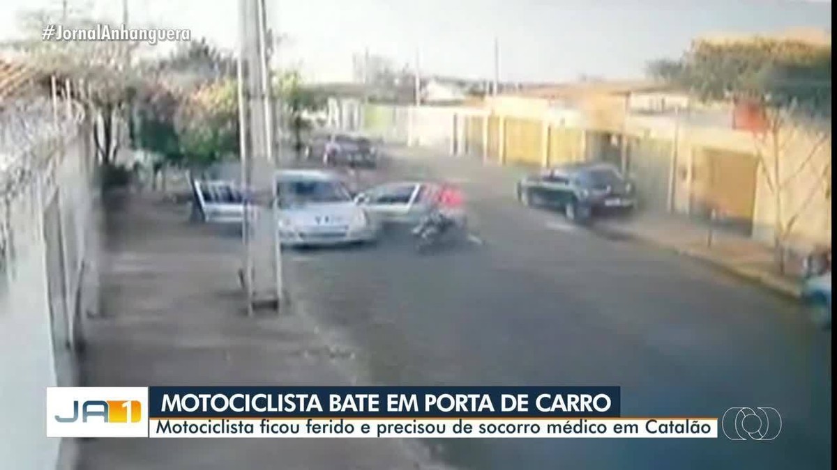Motociclista Fica Ferido Após Bater Em Porta De Carro Aberta Em Rua De