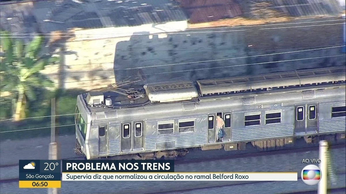 Trem da Supervia circula com porta aberta e passageiro pendurado | Rio ...