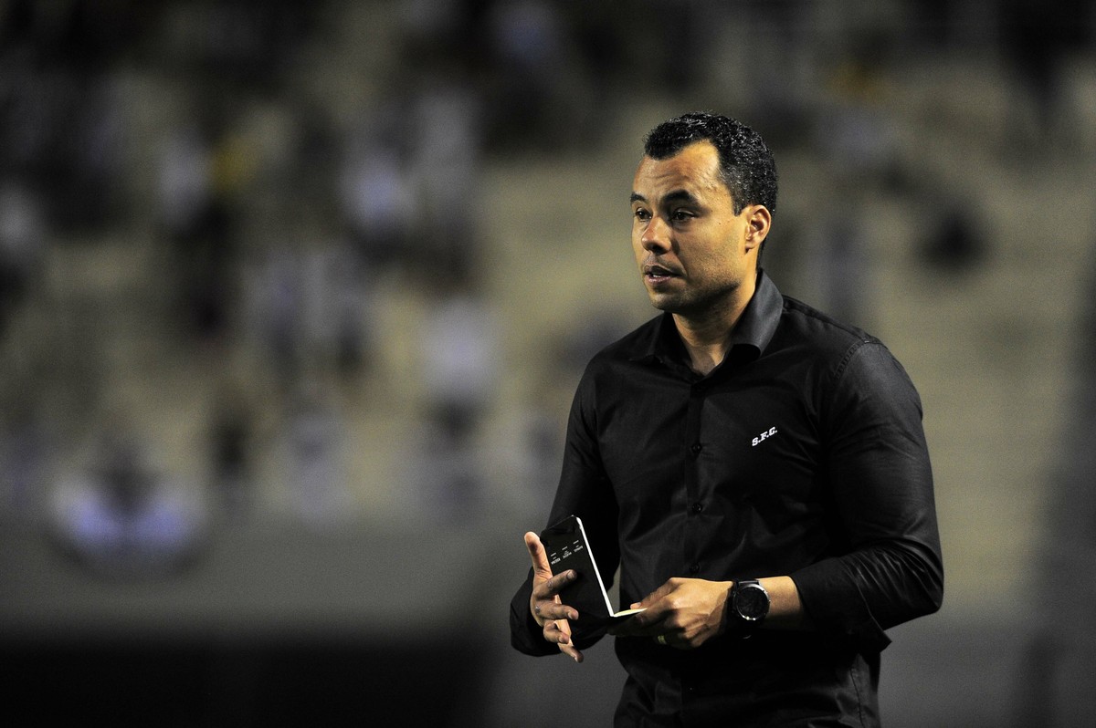 Prestes a completar 20 jogos à frente do Santos, Jair usou 18 ...