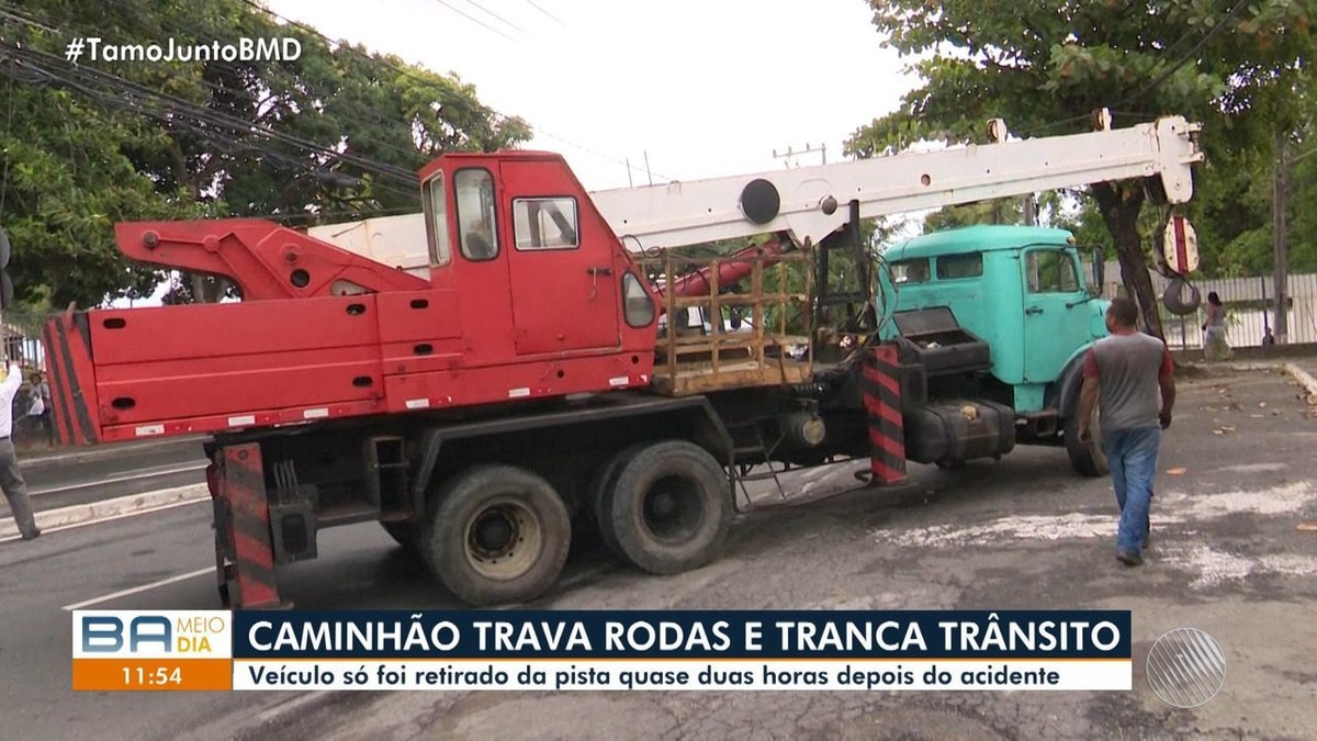 Caminhão Guincho Quebra Fica Atravessado Em Rua E Deixa Trânsito Lento