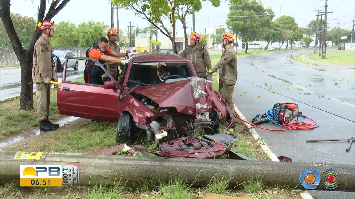 Carro bate de frente e derruba poste na Avenida Hilton Souto Maior, em João Pessoa | Paraíba | G1