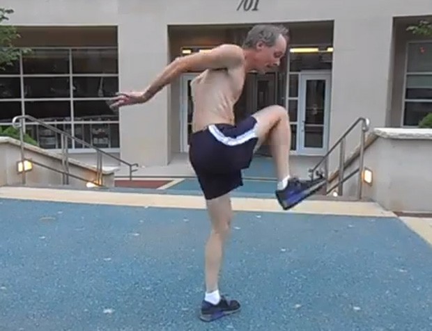 G1 - Senhor faz embaixadinhas e mostra truques com bola de crochê em ...