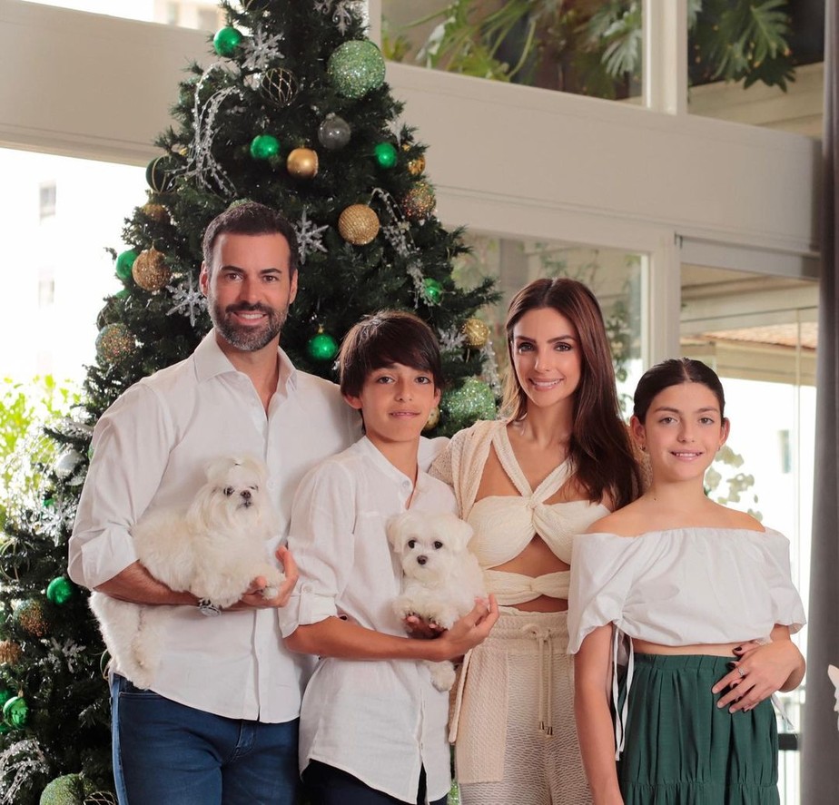 Carol Celico divulga foto de Natal ao lados do marido e dos filhos ...