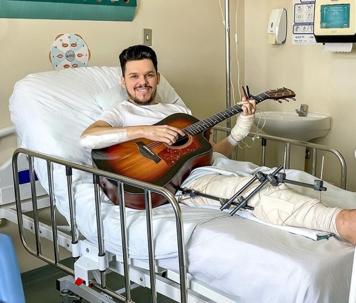 Sertanejo Thiago Costa passa por nova cirurgia na perna, mais de 1 mês ...