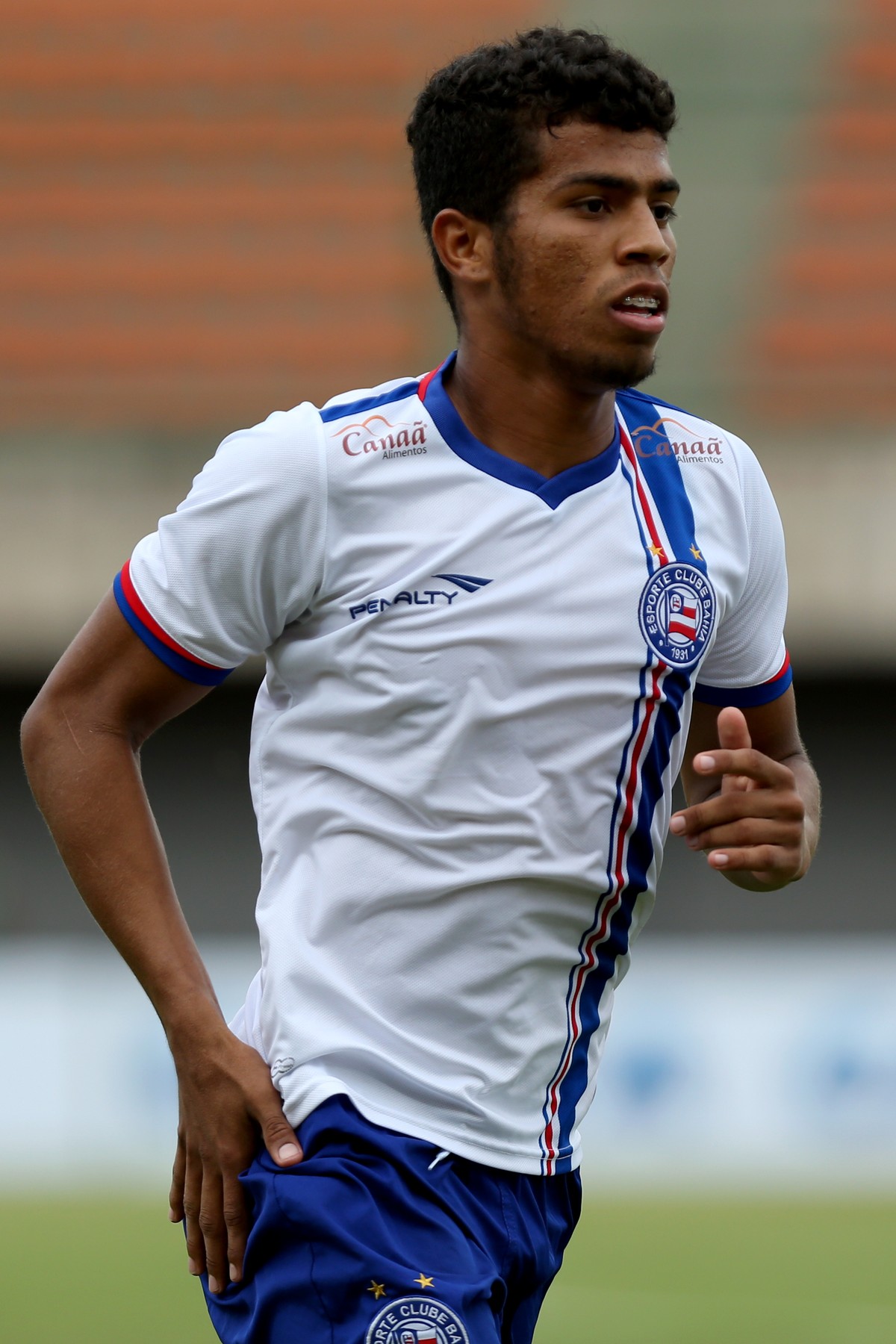 Ex- Bahia e com passagem por Portugal, lateral-esquerdo Carlos está ...
