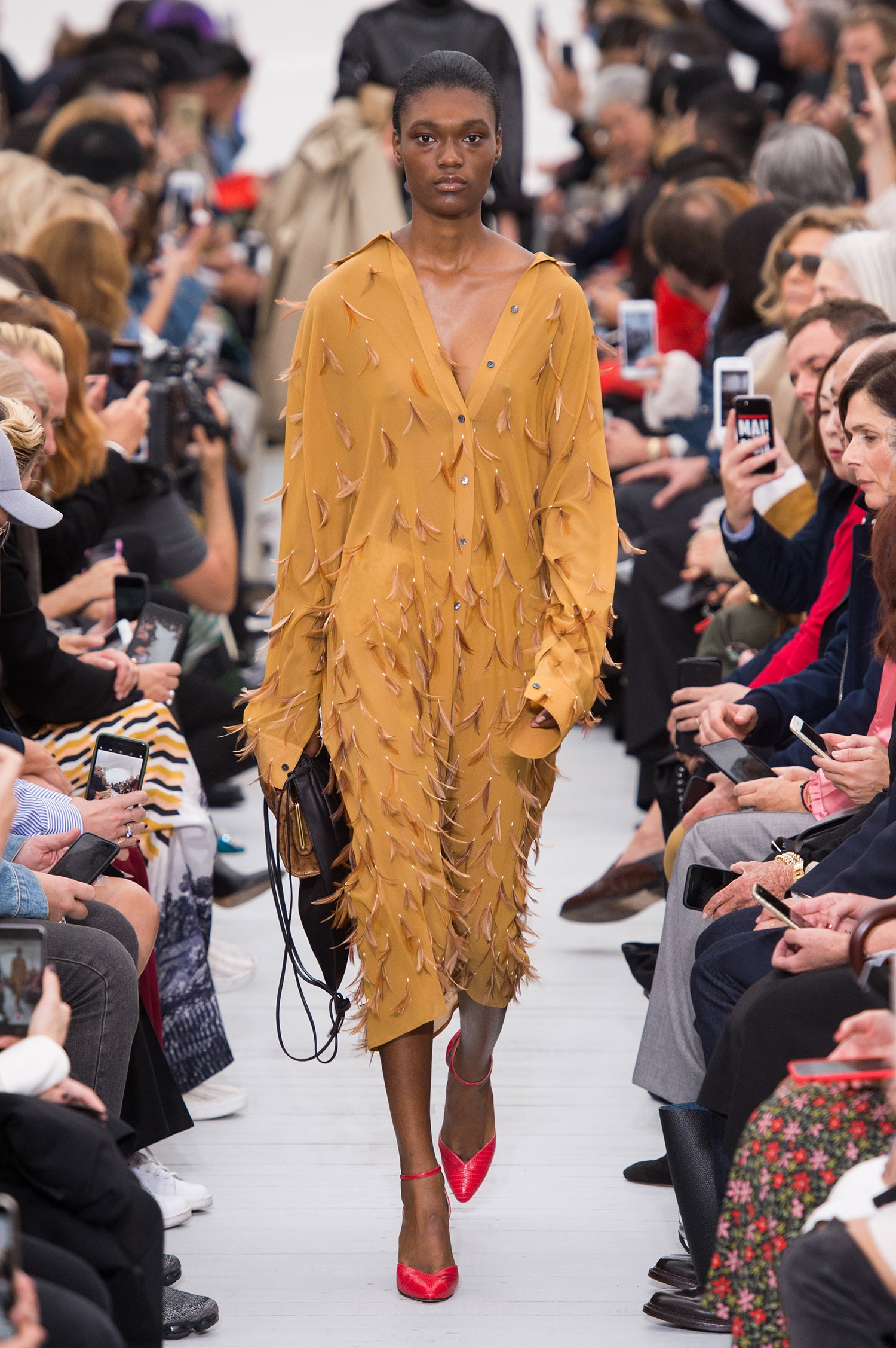 Céline brinca com o oversized de maneira fluida e suave no verão 2018 ...