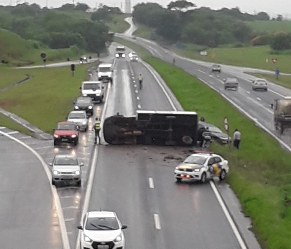 Caminhão Atravessa Canteiro Central Tomba E Interdita A Rodovia Luiz