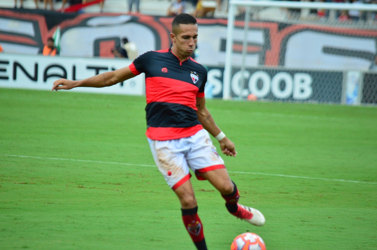 Após anular Michael, Nicolas ressalta trabalho coletivo do Atlético-GO ...