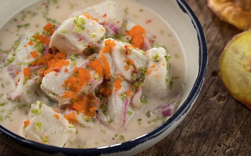 Ceviche de peixe branco com ovas e mel trufado - Casa e Jardim | Receitas