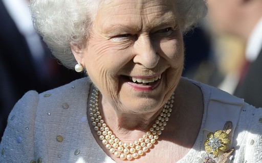 Rainha Elizabeth brilha na França - Vogue | pt