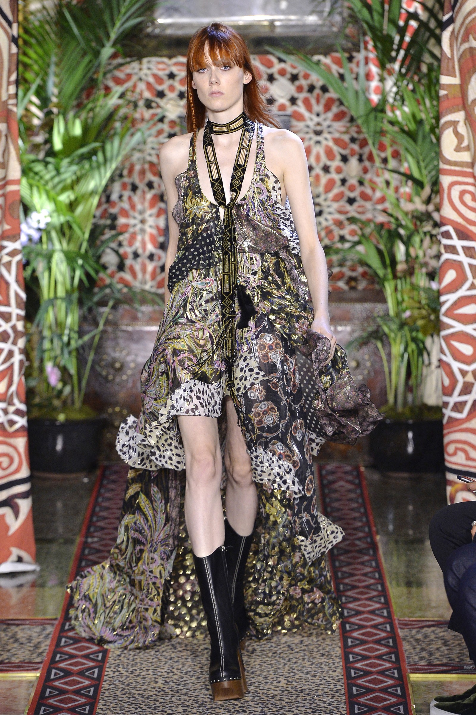Verão da Cavalli ganha referências 70's, étnicas e aura boho | Desfiles ...